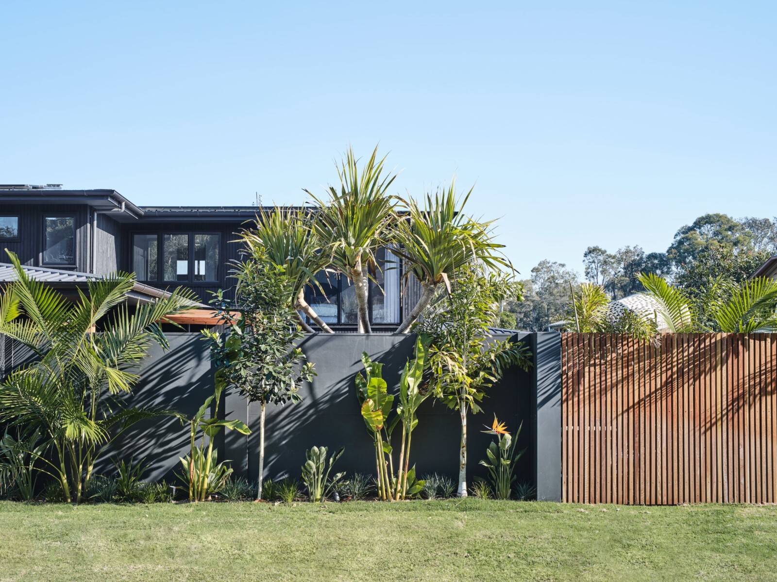 10 Striking & Creative Boundary Wall Ideas | ModularWalls