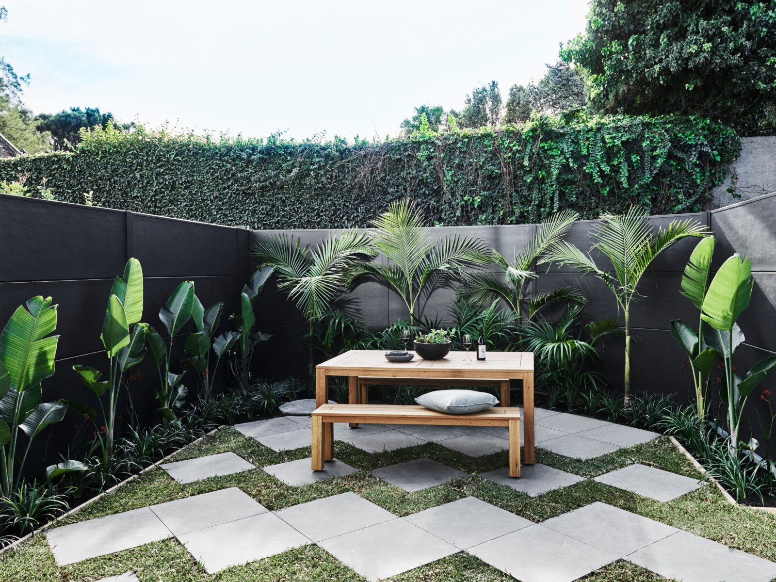 Outdoor Feature Wall Ideas for your Backyard | ModularWalls