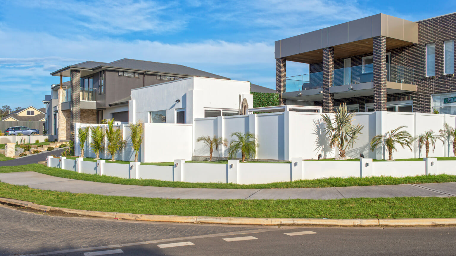 Corner Block Fencing Boosts Street Appeal | ModularWalls