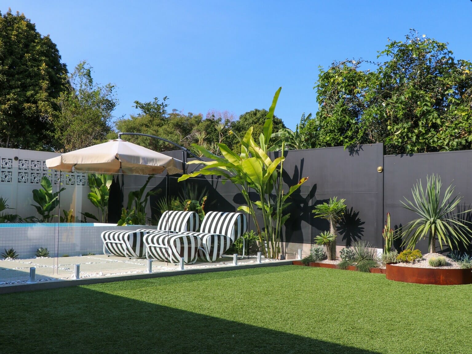 Dark Fence Colours – Design Trend | ModularWalls