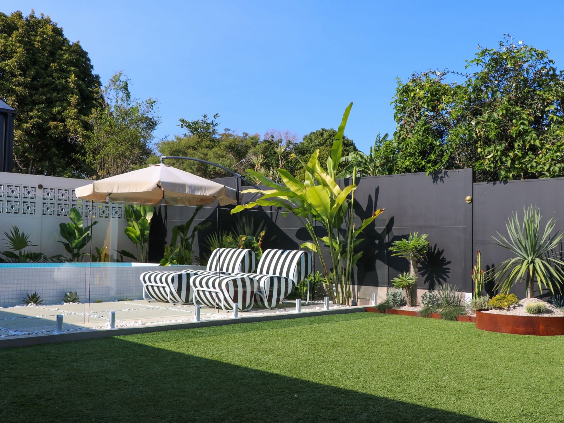 6 Pool Landscaping Ideas for your Dream Pool Area | ModularWalls