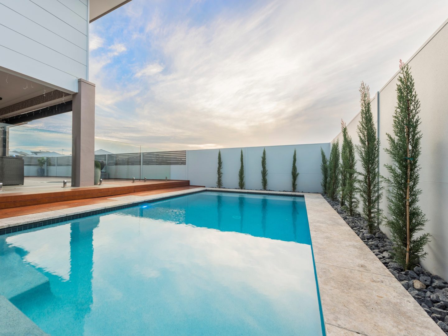 Resort Style Backyard; stay in 'Holiday Mode' | ModularWalls