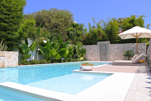 Pool Feature Wall Completes New Pool Design | ModularWalls