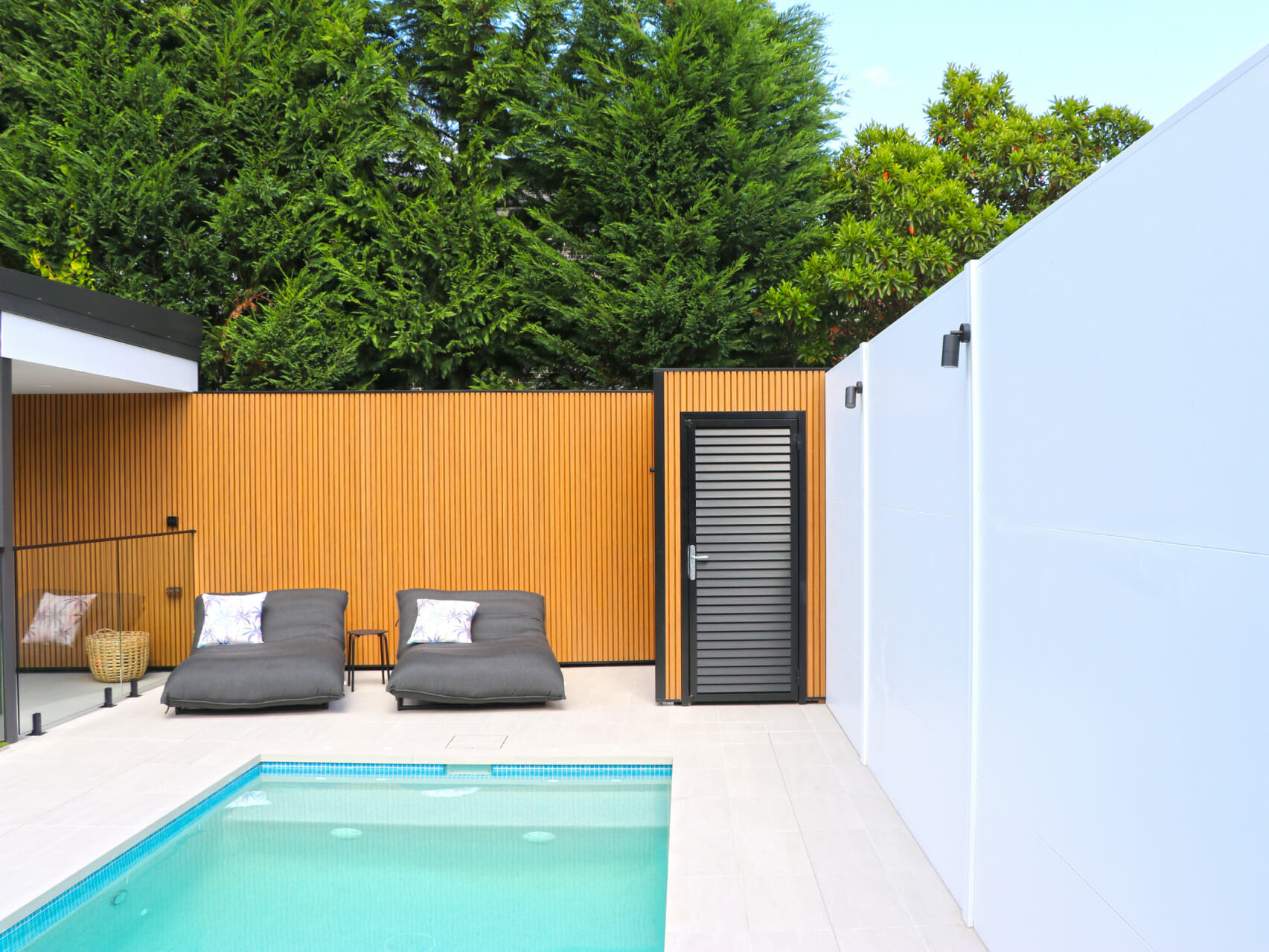 ModularWalls Vs Brick Walls – Compare Fences | ModularWalls