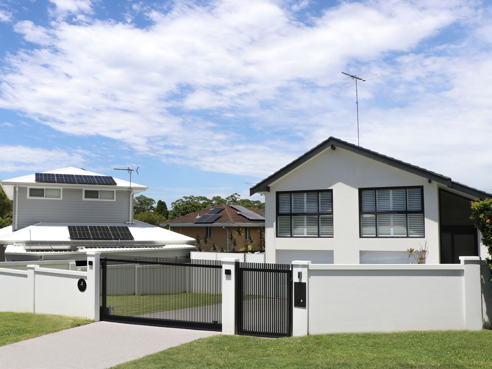 Modern Front Fence Complements Renovation | ModularWalls