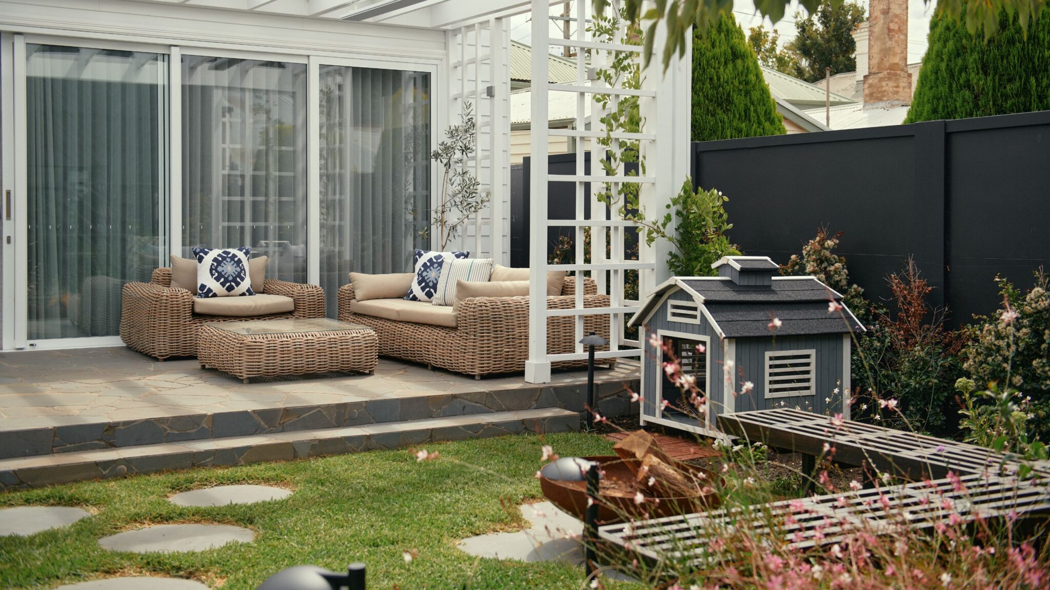 Outdoor Feature Wall Ideas for your Backyard | ModularWalls